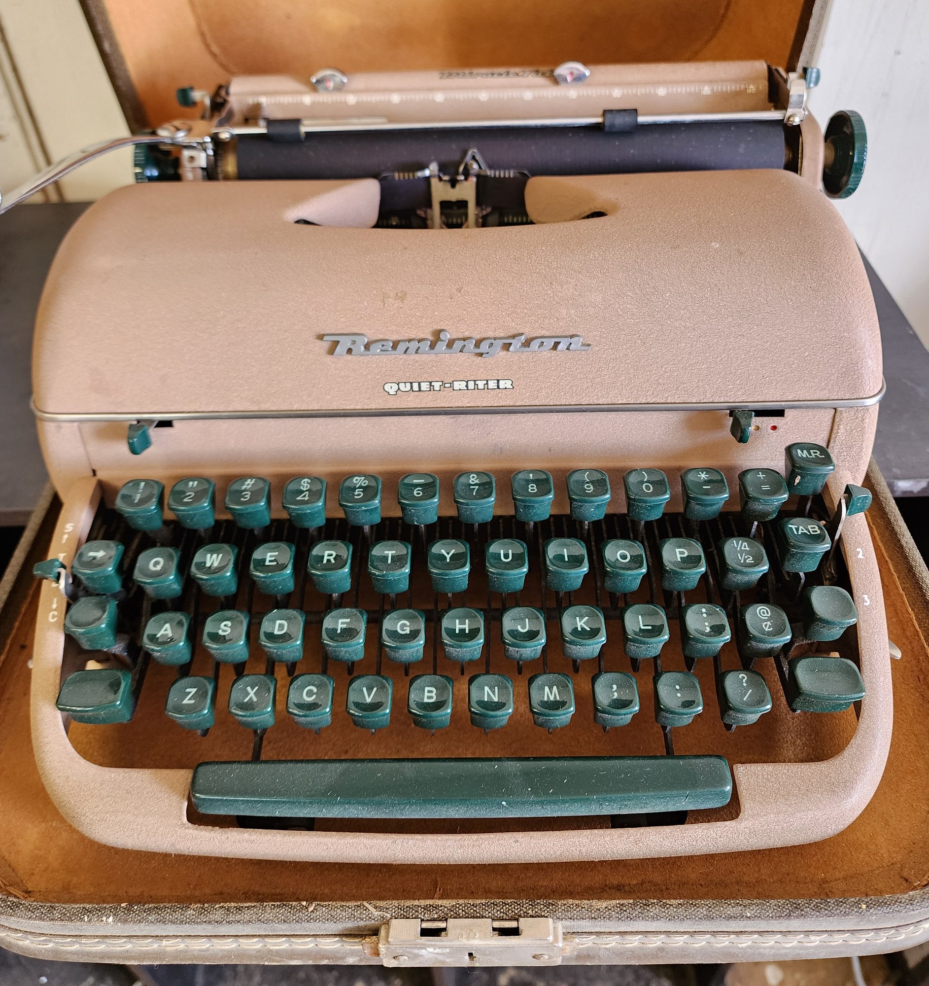 Vintage REMINGTON Quiet Riter TYPEWRITER With Case #16026 ...