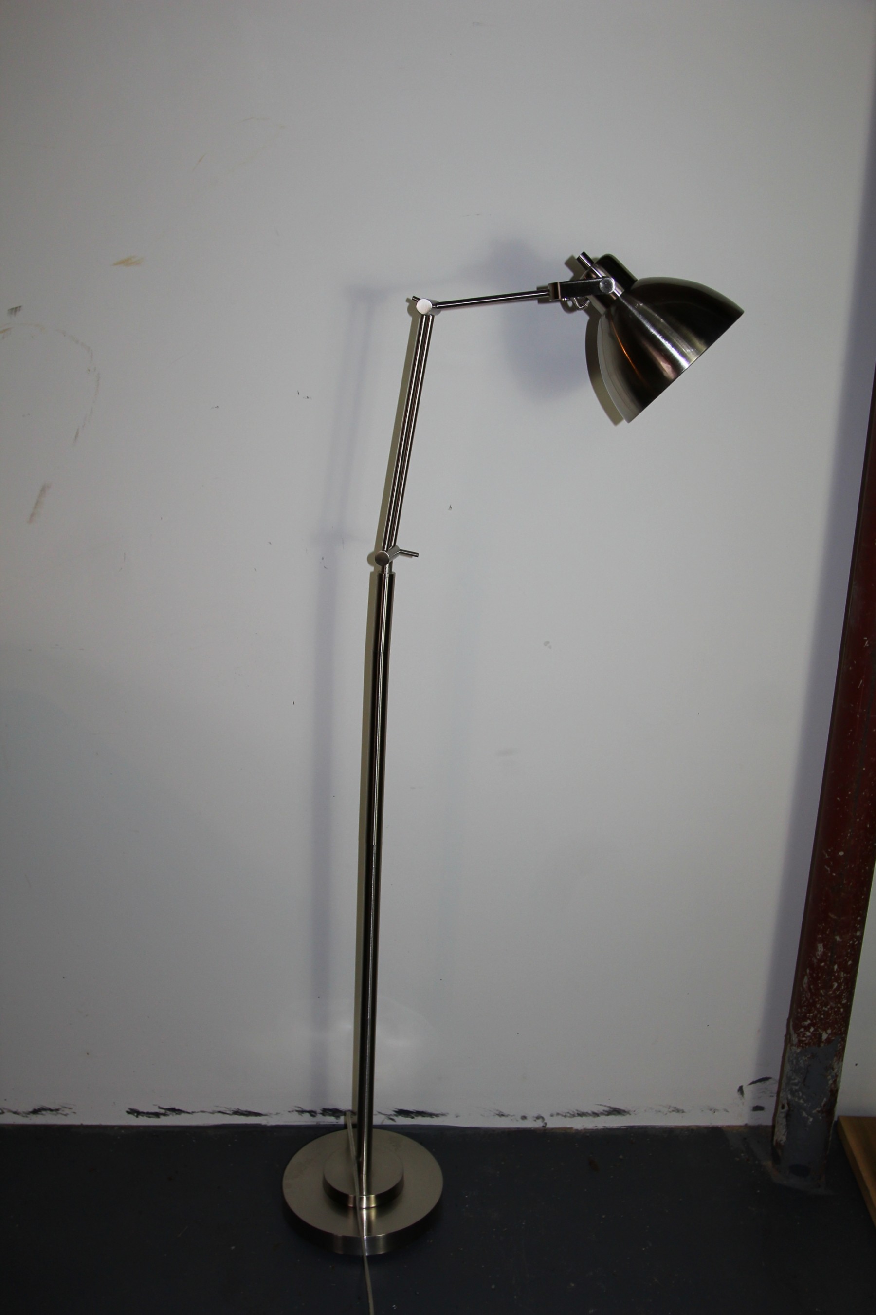 Adjustable Standing Light Fixture #5826 | Auctionninja.com