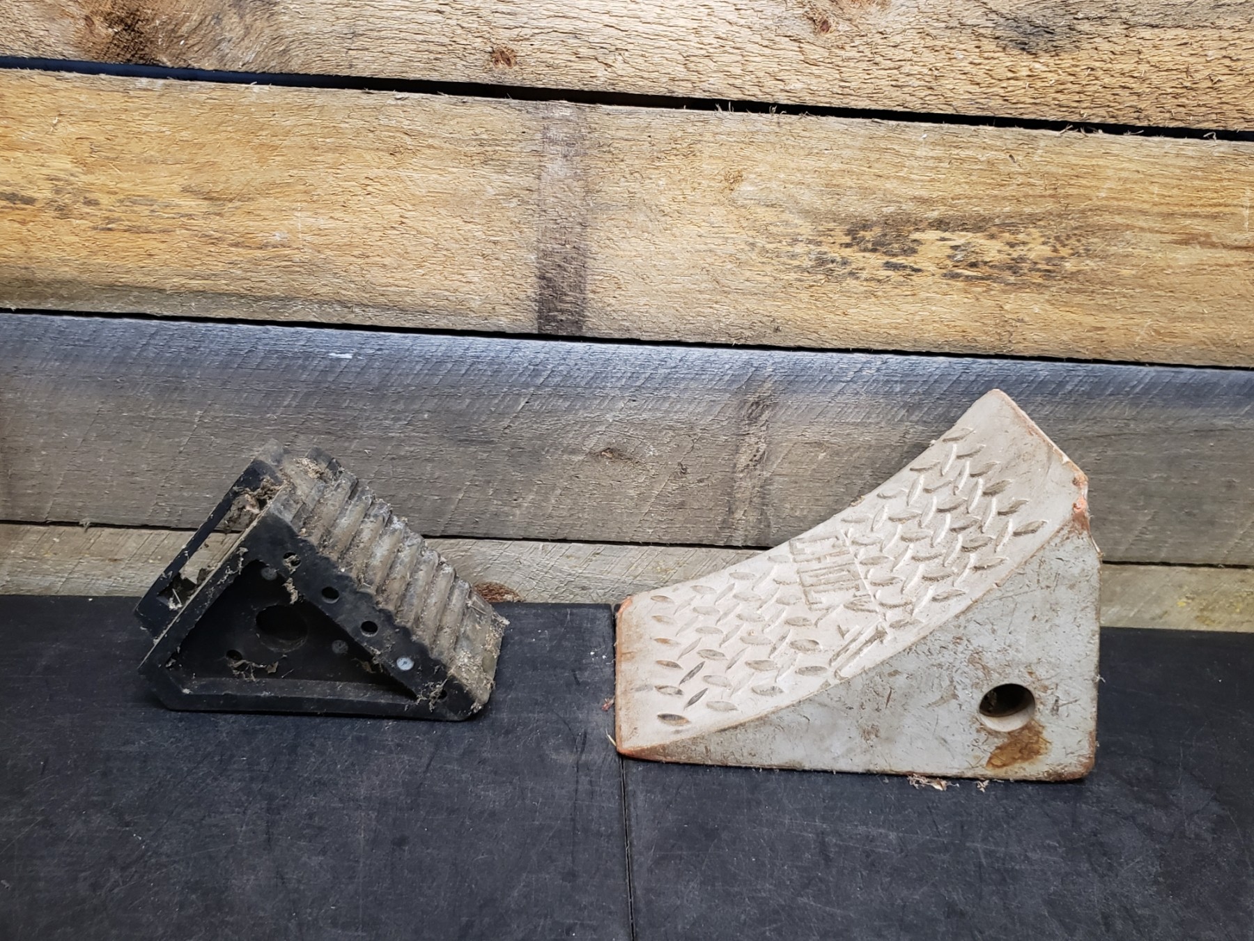 Two Chock Blocks #6542 | Auctionninja.com