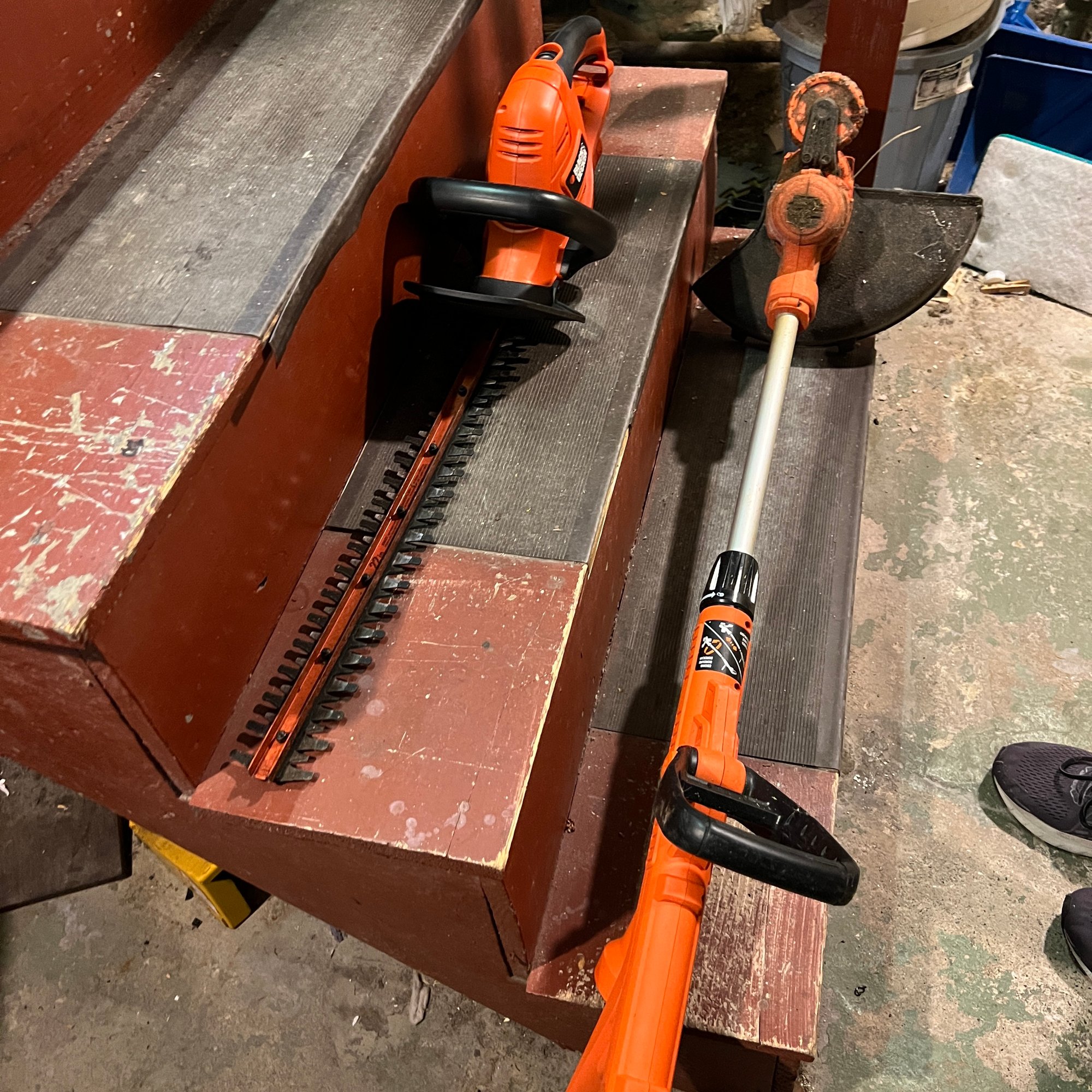 Black And Decker Electric Trimmers (basement) #58543 | Auctionninja.com