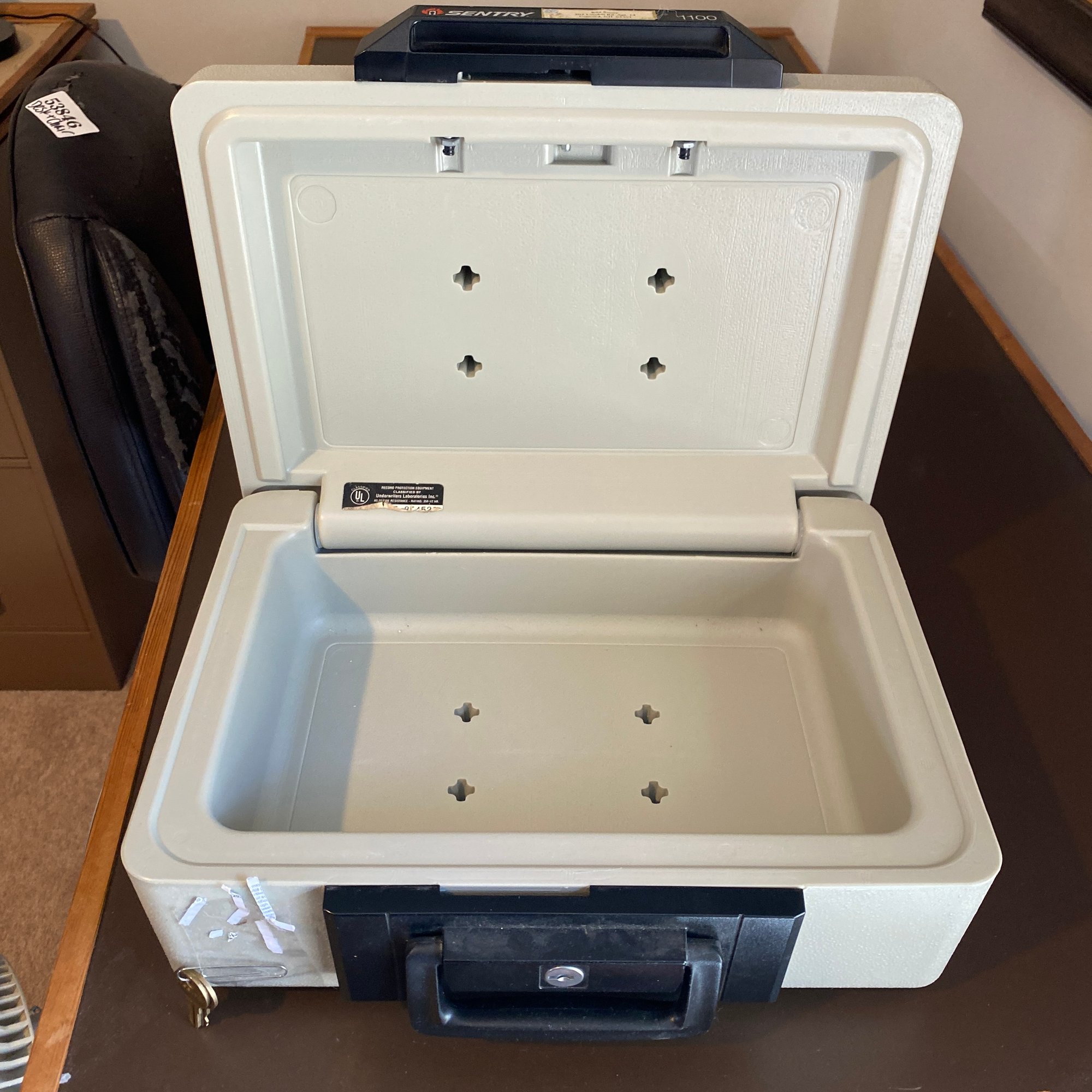 Small Sentry 100 Fire Safe With Keys (B2) #53850 | Auctionninja.com