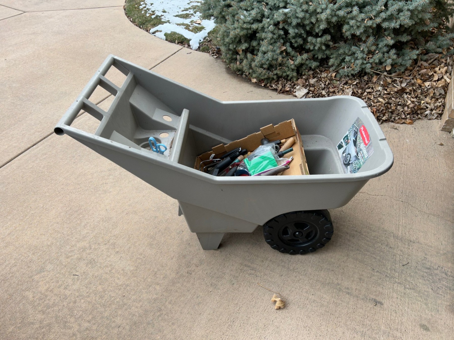 Rubbermaid Roughneck Lawn Cart With Gardening Tools #11059 ...