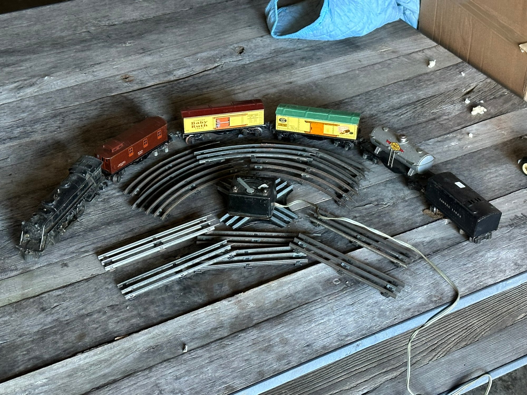 A Vintage Pre-War Metal Lionel Train Set, Tracks And Transformer Intact ...