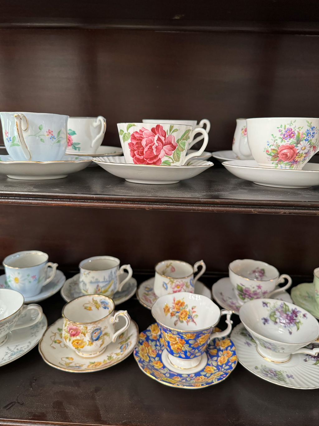 TWENTY CUPS AND SAUCERS #1884981 | Auctionninja.com