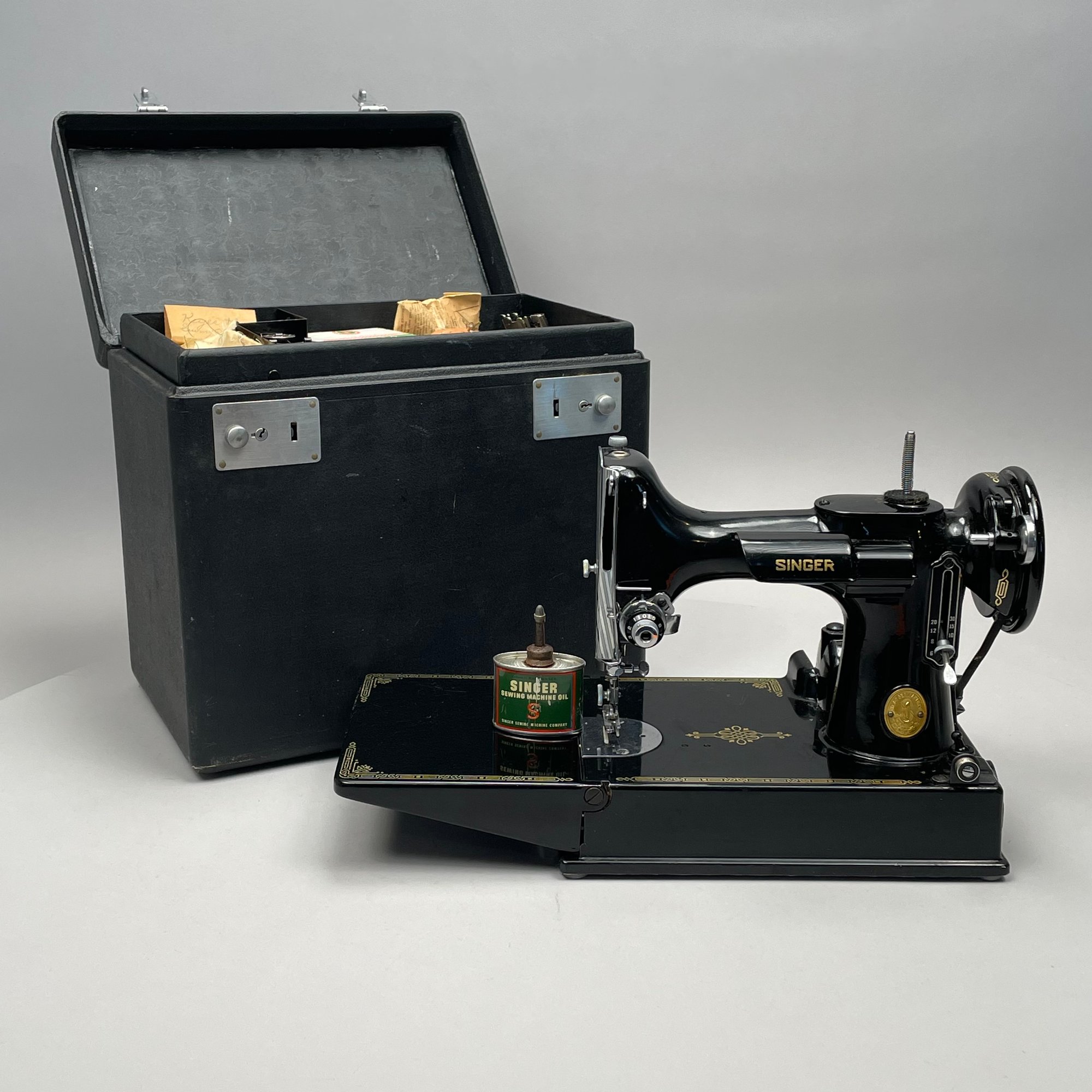 Singer Featherweight #221-1 Sewing Machine, 1949 #3137 | Auctionninja.com