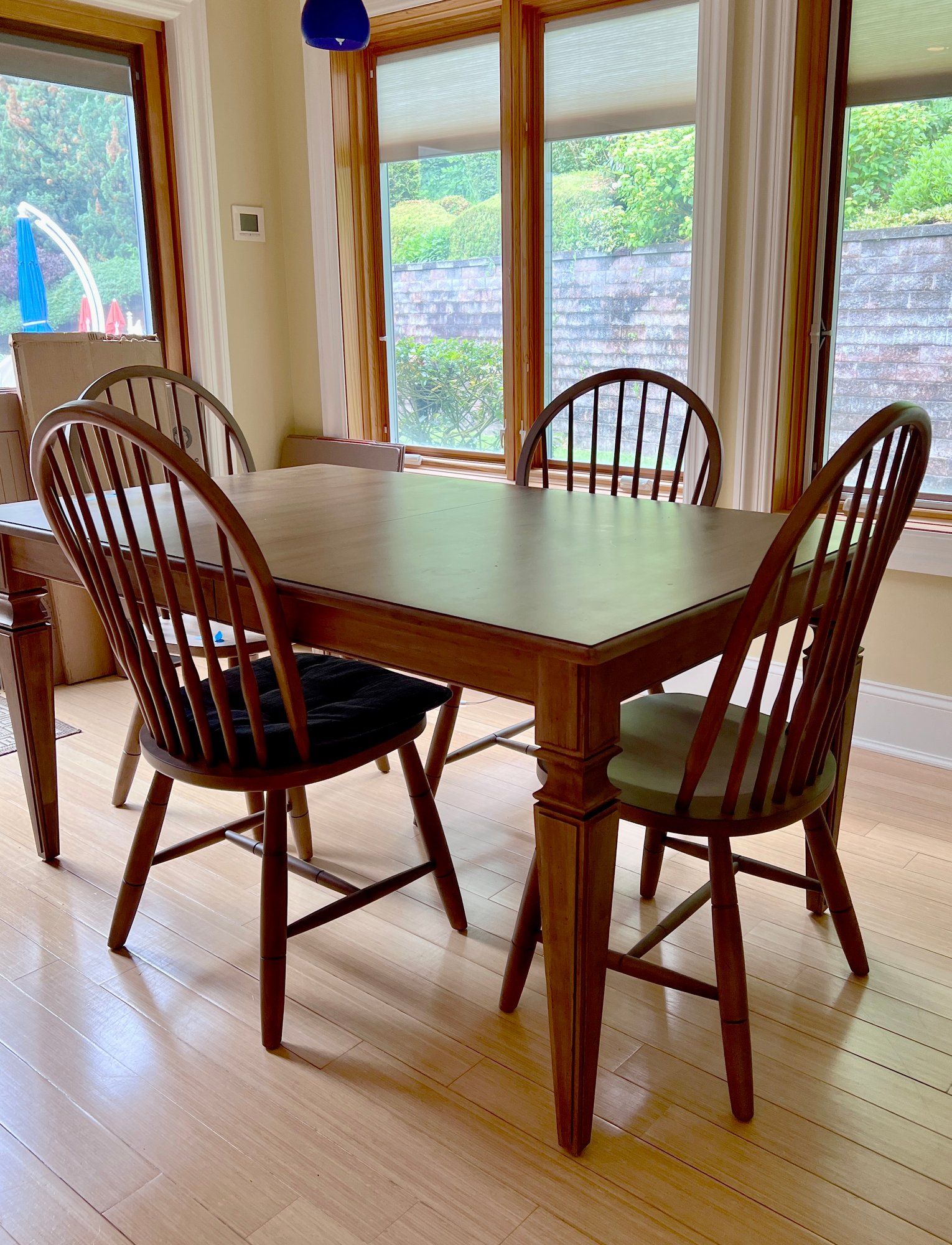 (K) LIKE NEW ETHAN ALLEN "NEW COUNTRY" AVERY LEG DINING TABLE WITH FOUR CHAIRS & ONE LEAF- 63 ...