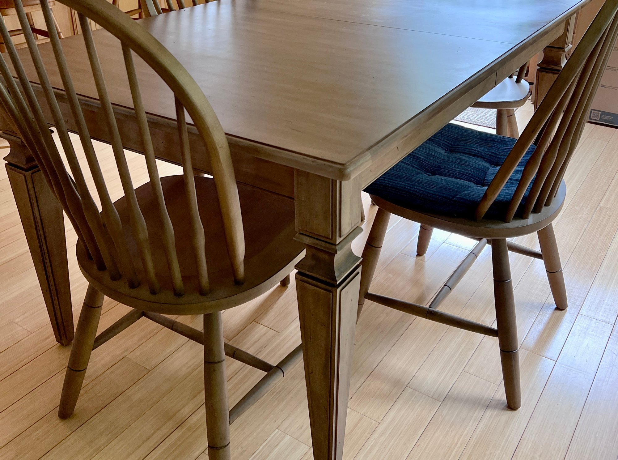 (K) LIKE NEW ETHAN ALLEN "NEW COUNTRY" AVERY LEG DINING TABLE WITH FOUR CHAIRS & ONE LEAF- 63 ...