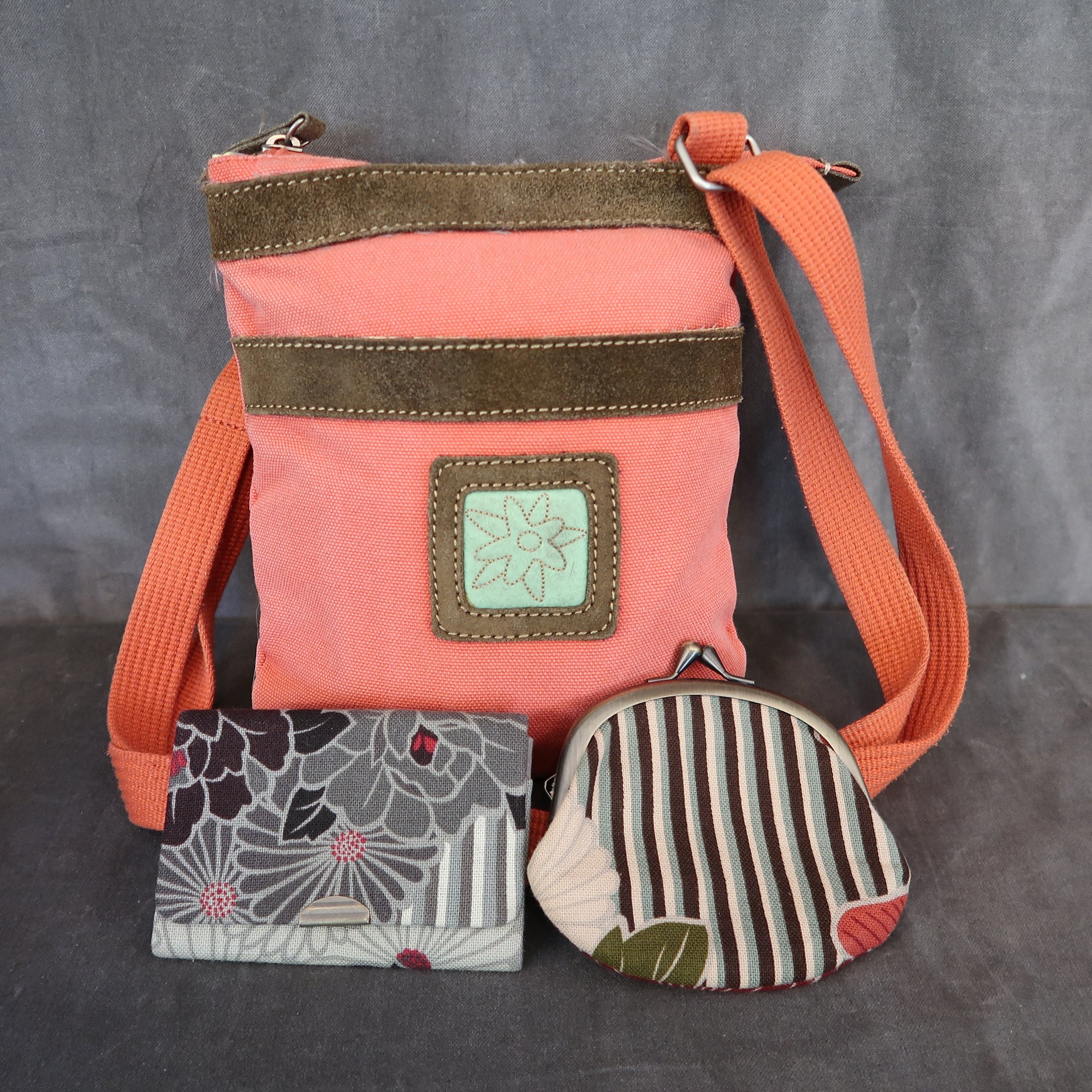 Sherpani Clover Purse With Wallet & Coin Purse #6272 | Auctionninja.com