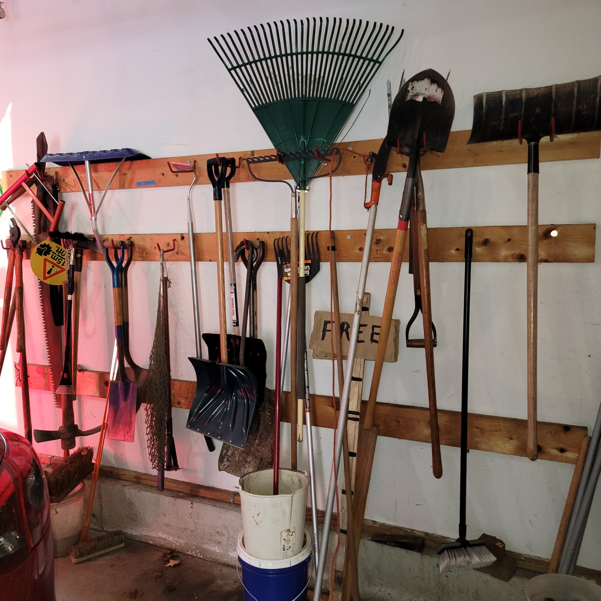 140 - Wall Of Lawn Tools #17587 | Auctionninja.com