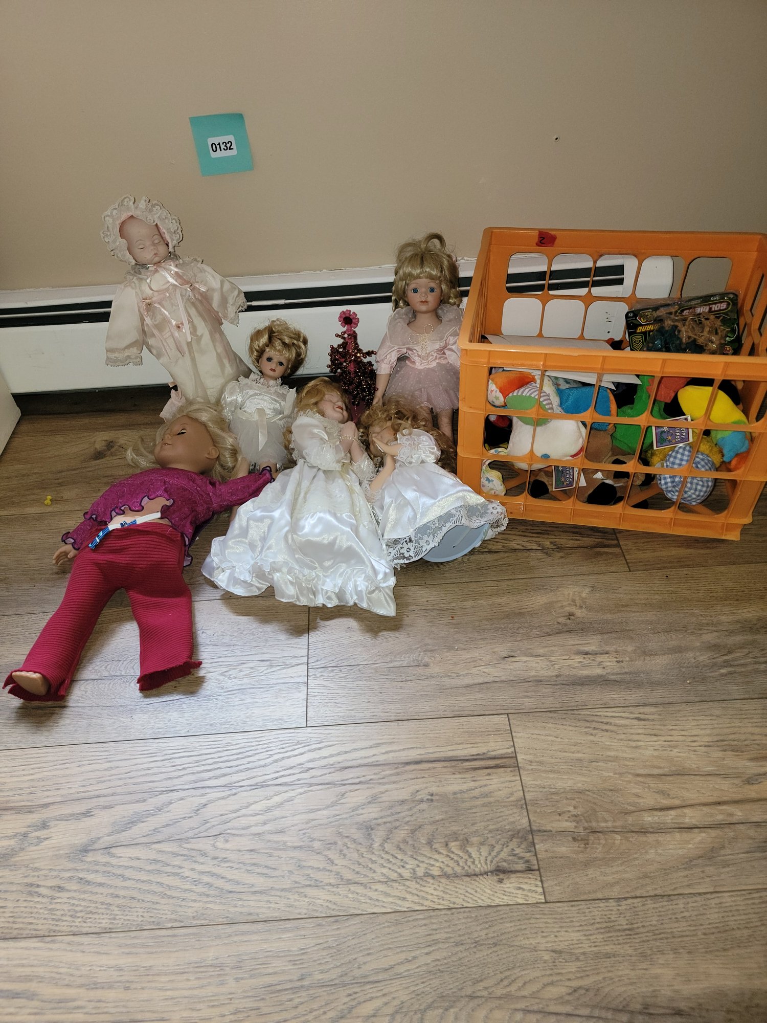 132 - DOLLS AND MORE #20479 | Auctionninja.com