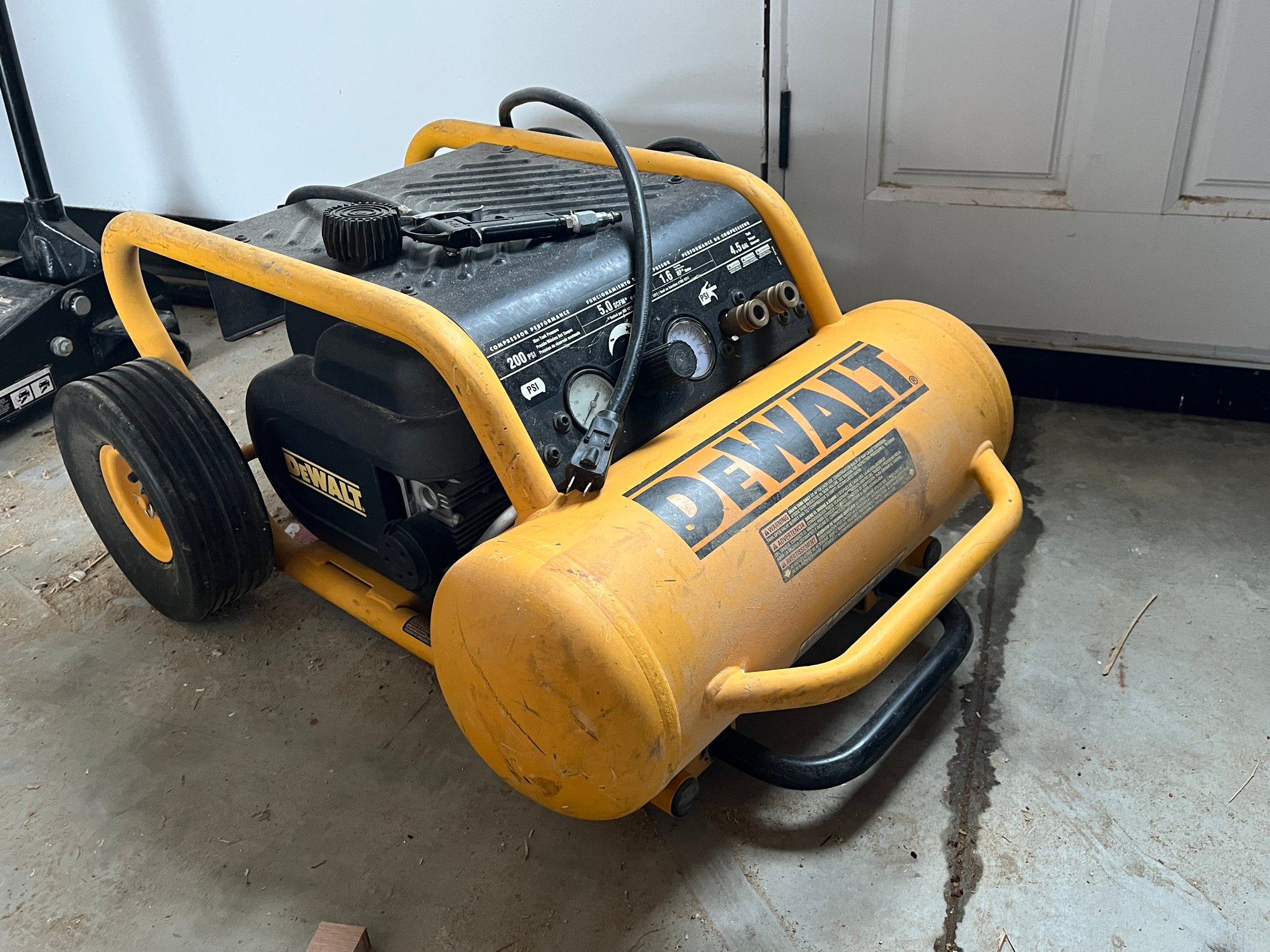 DeWalt 200 PSI Performance Compressor #185087 | Auctionninja.com
