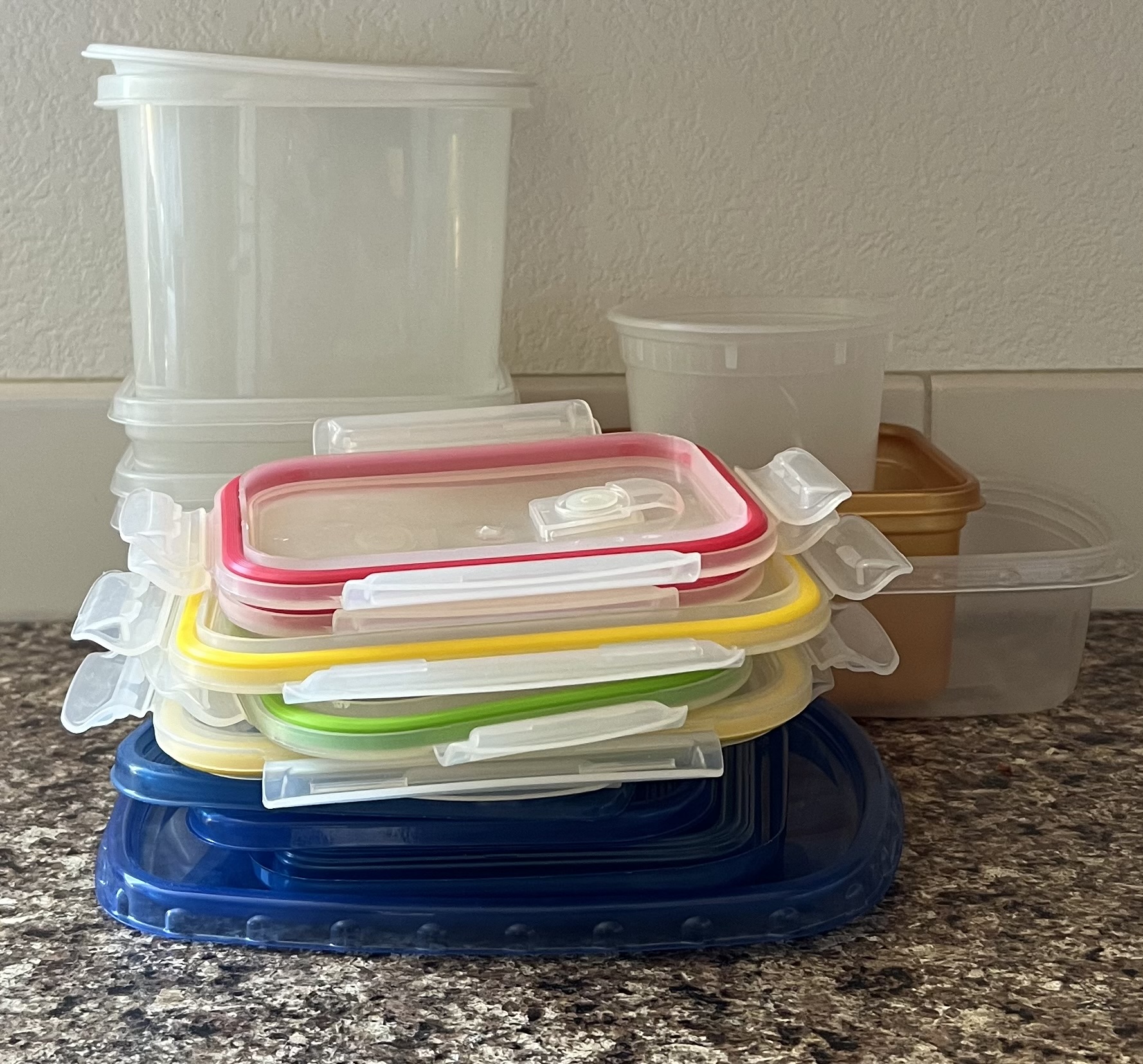 Lot Of Miscellaneous Plastic Tupperware #196633 | Auctionninja.com