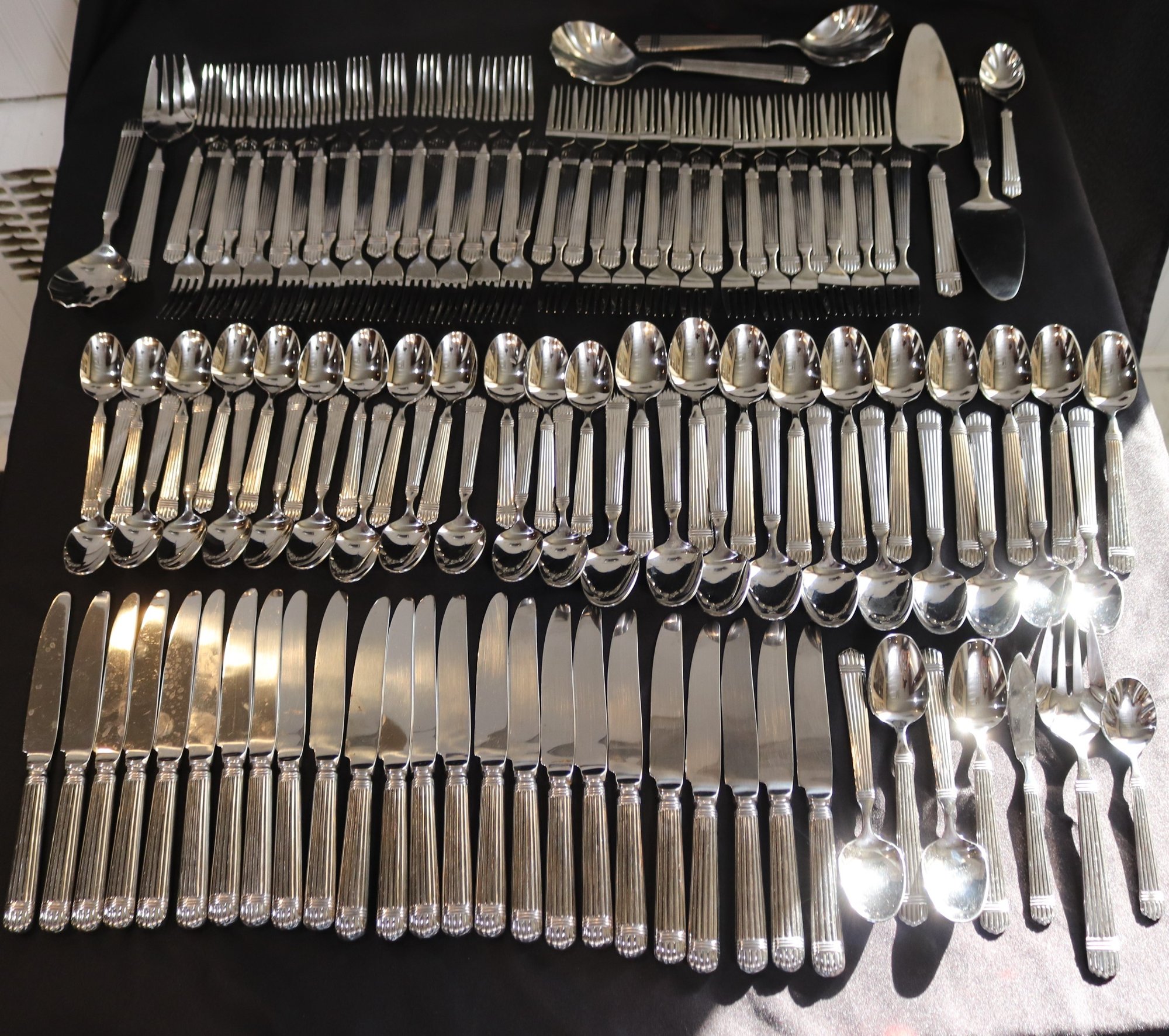 Retroneu Flatware Service For 22 Plus Extras #46516 | Auctionninja.com