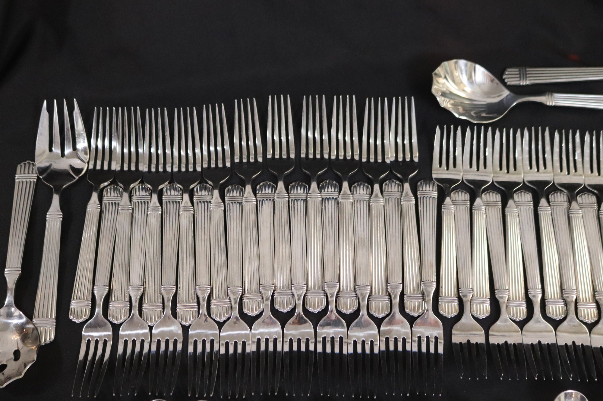 Retroneu Flatware Service For 22 Plus Extras #46516 | Auctionninja.com