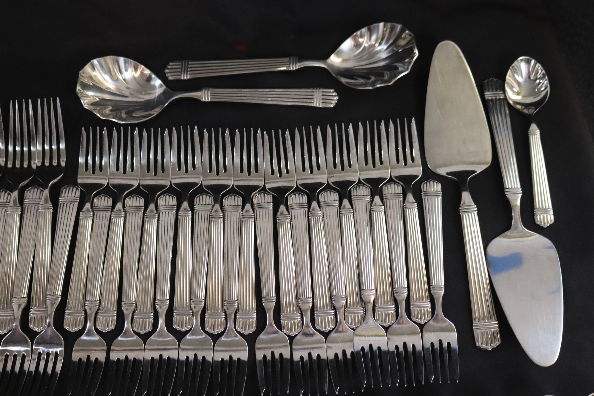 Retroneu Flatware Service For 22 Plus Extras #46516 | Auctionninja.com