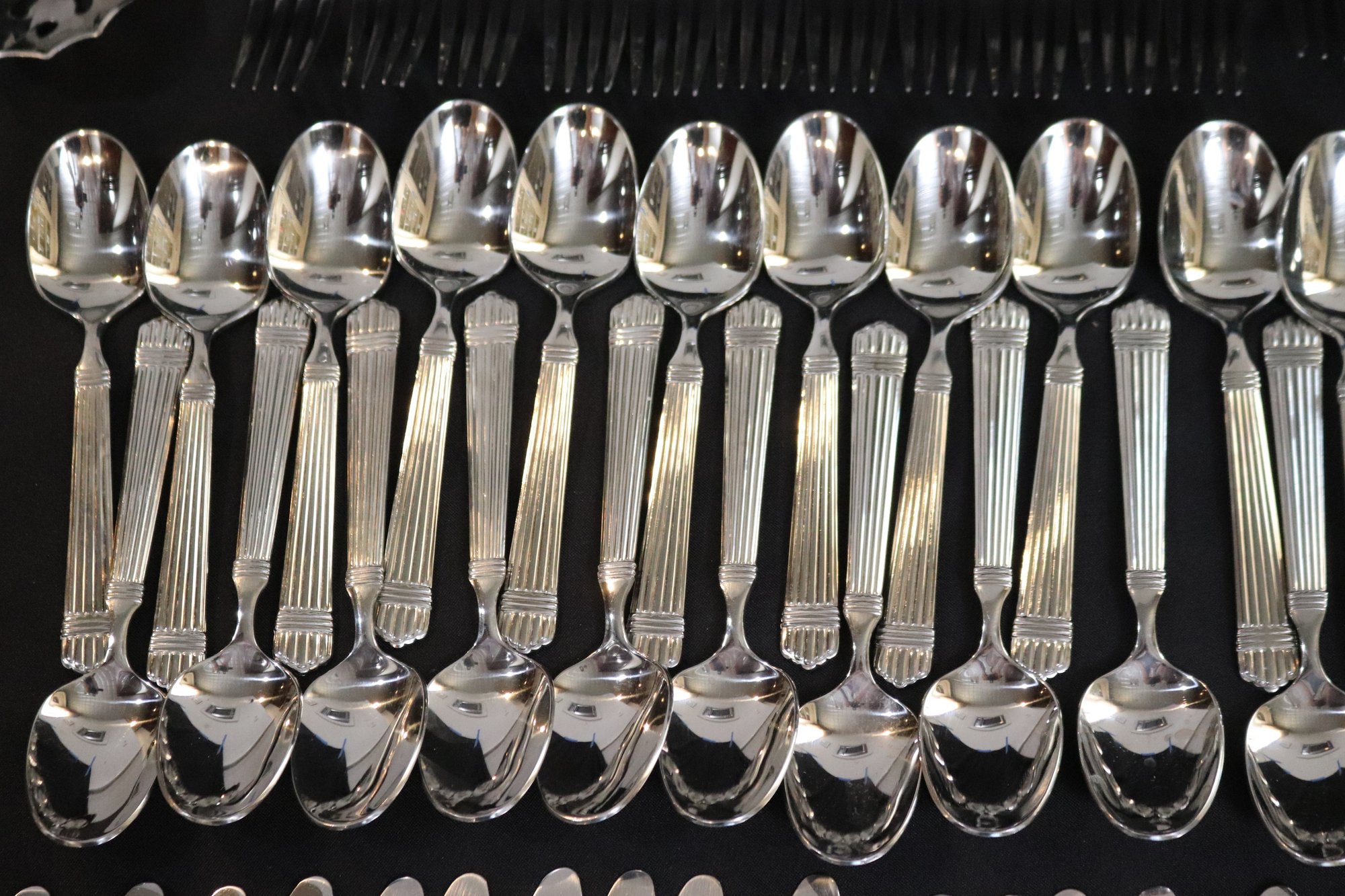 Retroneu Flatware Service For 22 Plus Extras #46516 | Auctionninja.com