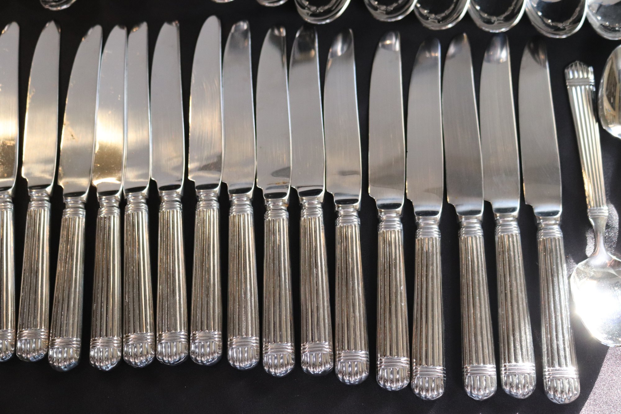 Retroneu Flatware Service For 22 Plus Extras #46516 | Auctionninja.com