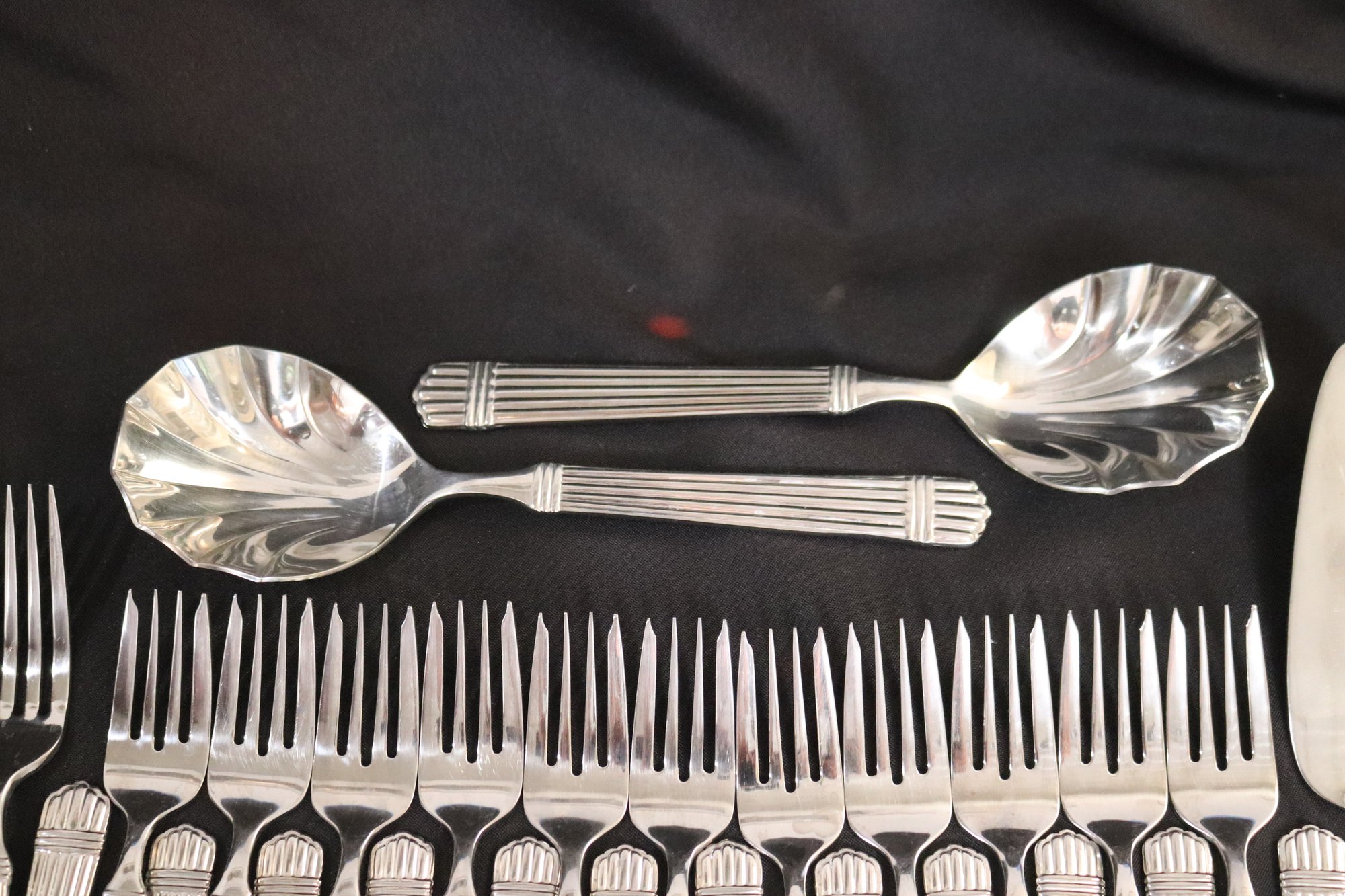 Retroneu Flatware Service For 22 Plus Extras #46516 | Auctionninja.com