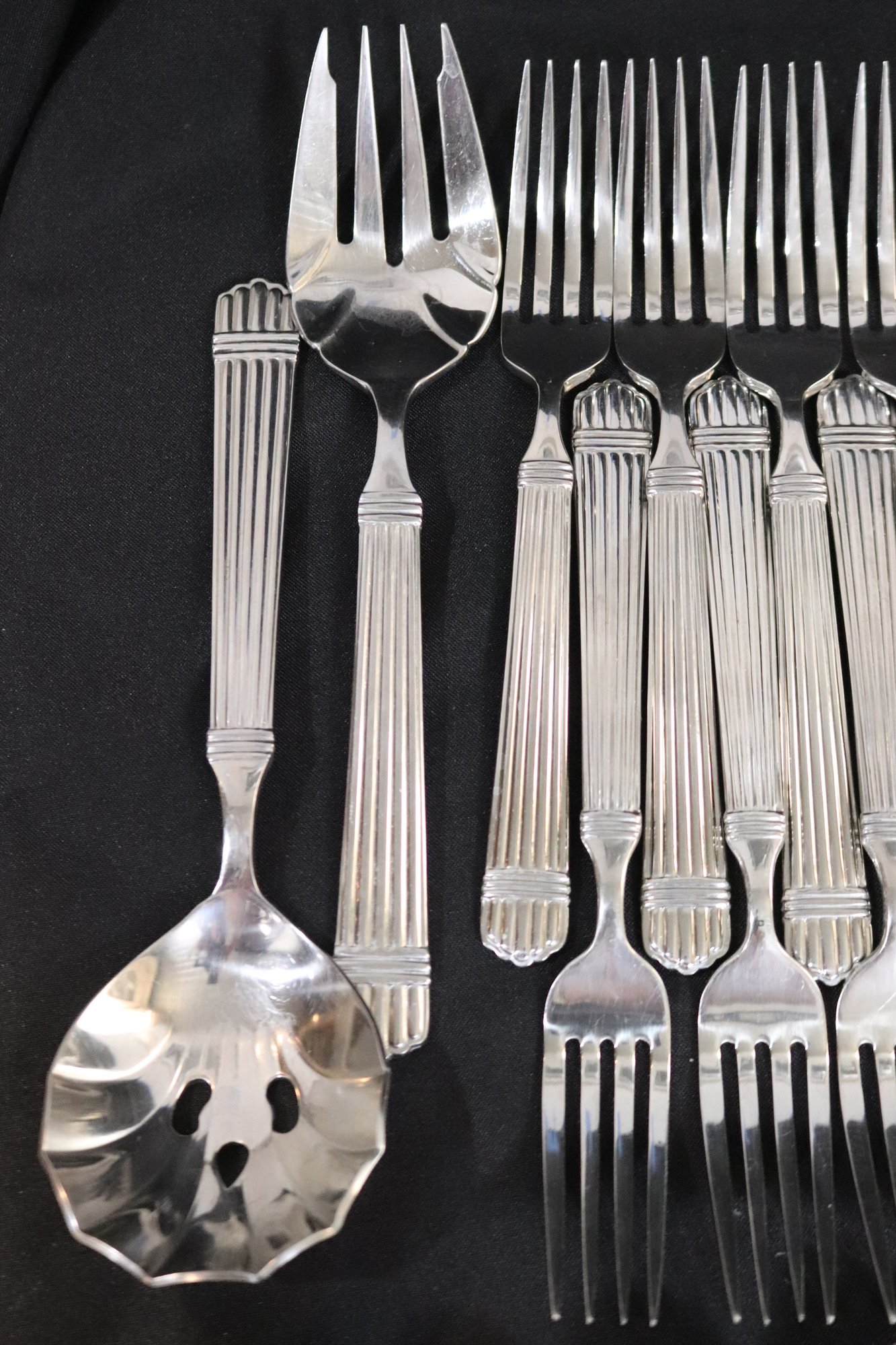 Retroneu Flatware Service For 22 Plus Extras #46516 | Auctionninja.com