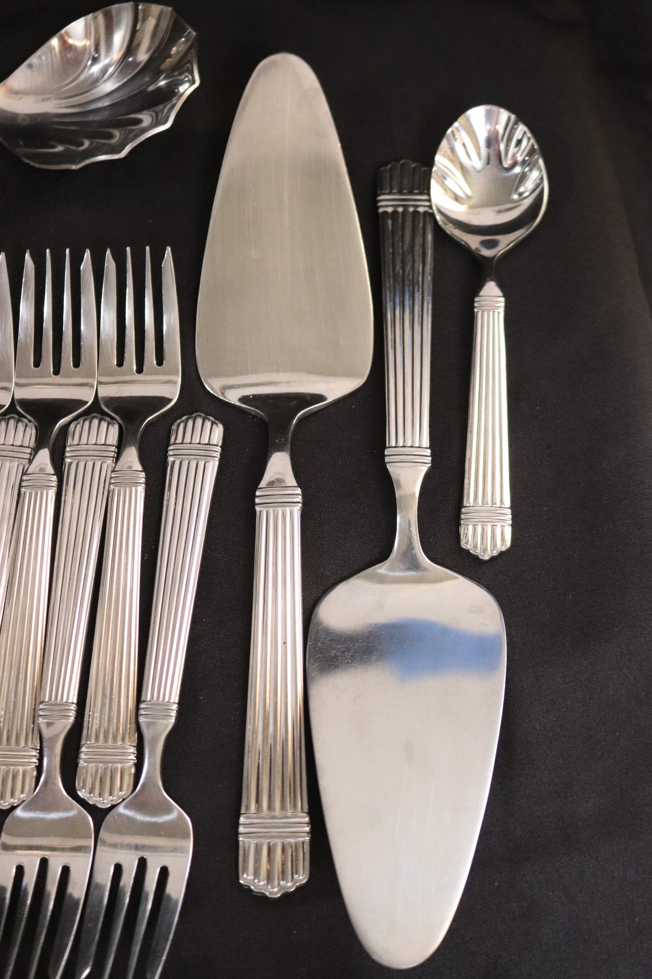 Retroneu Flatware Service For 22 Plus Extras #46516 | Auctionninja.com