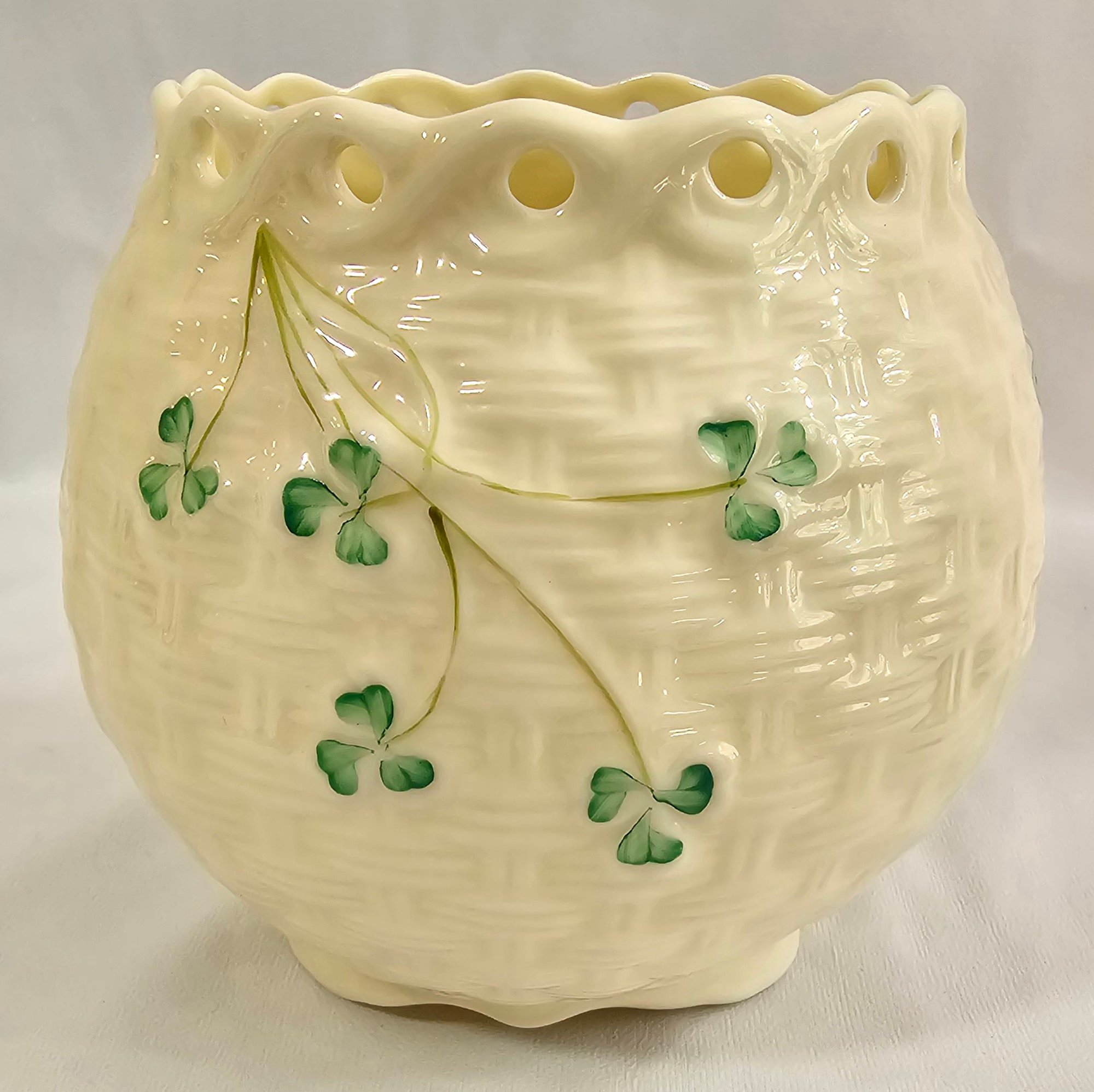 Vintage Belleek Ireland Porcelain 5" Shamrock Vase #4012 | Auctionninja.com