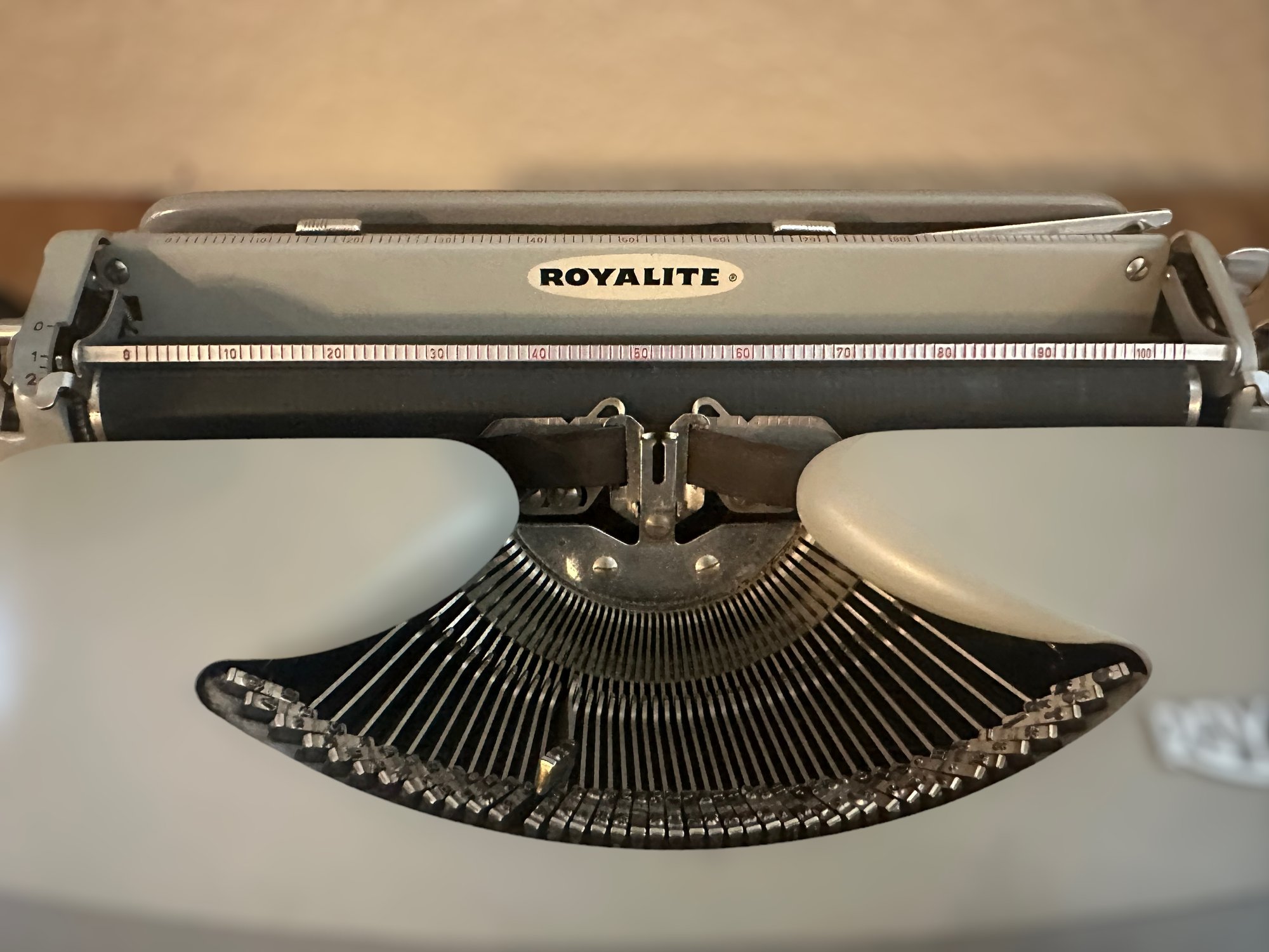 Vintage Royal Royalite Typewriter W/ Case #10884 | Auctionninja.com