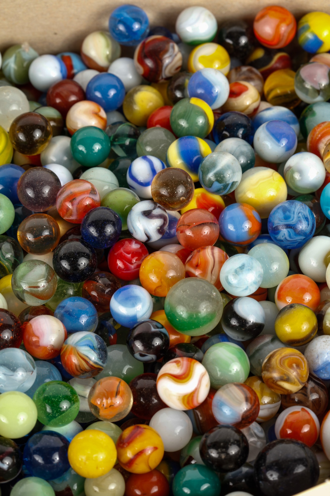 HUNDREDS OF VINTAGE MARBLES IN SHOE BOX #40050 | Auctionninja.com
