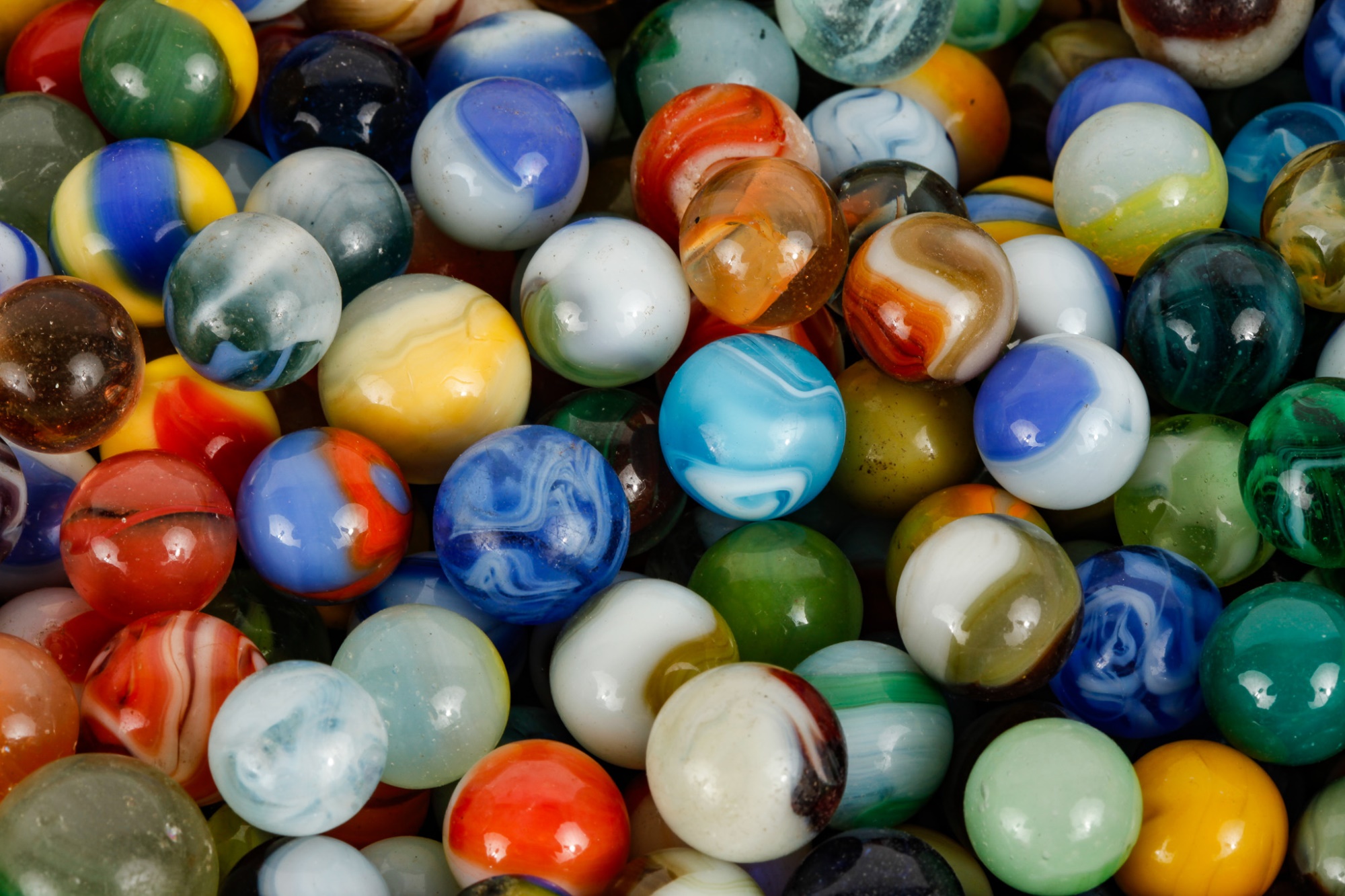 HUNDREDS OF VINTAGE MARBLES IN SHOE BOX #40050 | Auctionninja.com