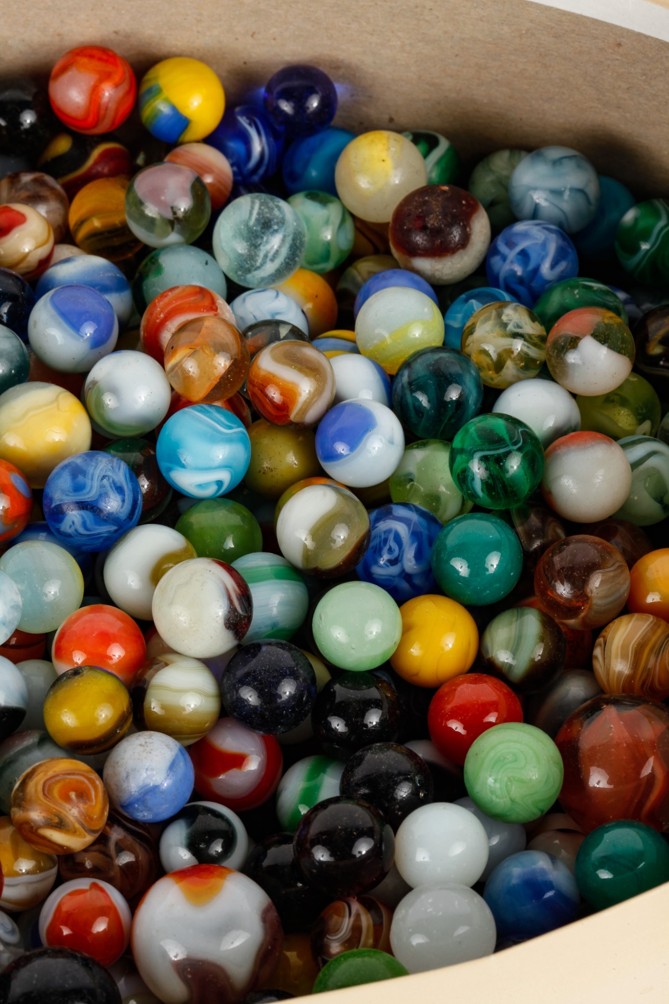HUNDREDS OF VINTAGE MARBLES IN SHOE BOX #40050 | Auctionninja.com