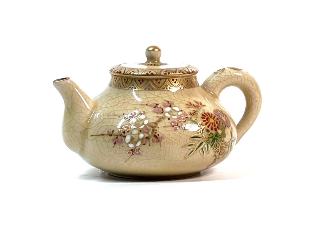 SMALL JAPANESE PORCELAIN TEAPOT #22606 | Auctionninja.com