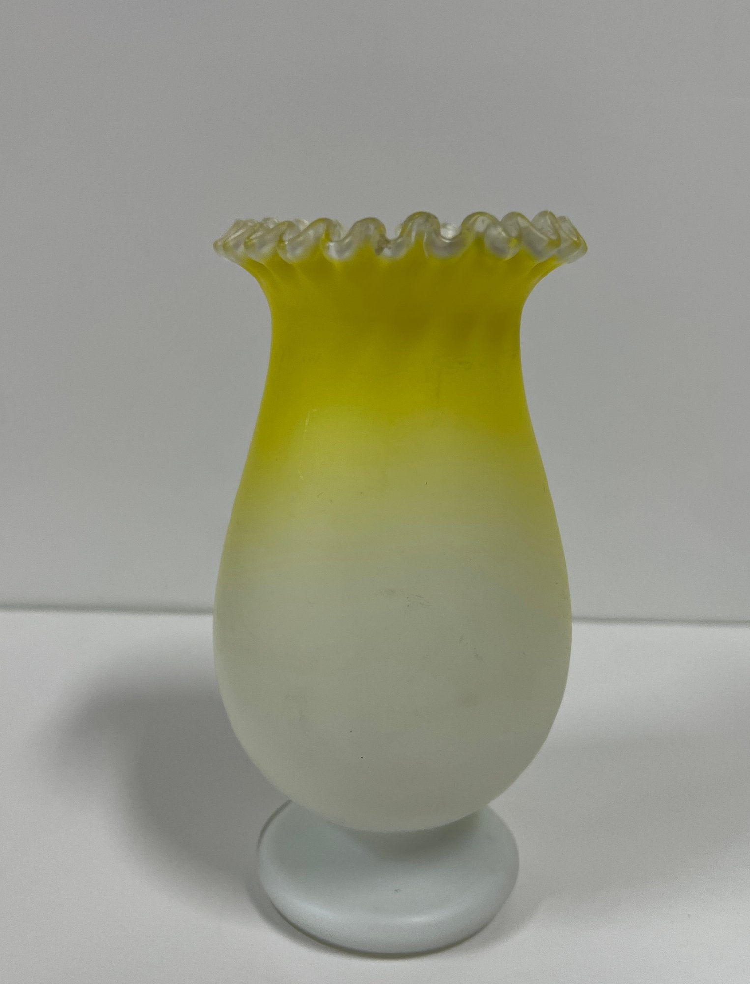 2. Cased Art Class Vase #7195 | Auctionninja.com