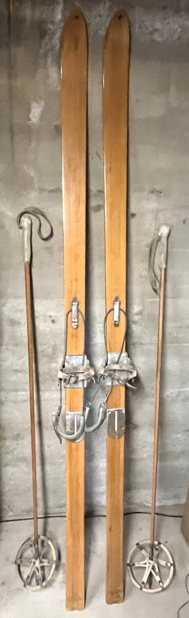 Pair Of Vintage US Military Colorado Mountain Division Wooden Skis With ...