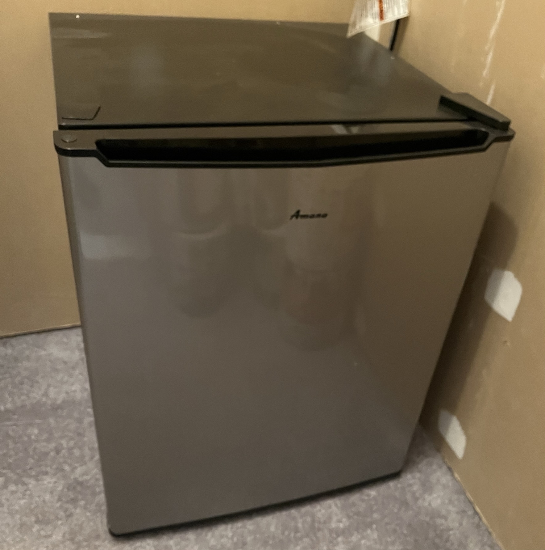 Amana Mini Fridge #5252 | Auctionninja.com