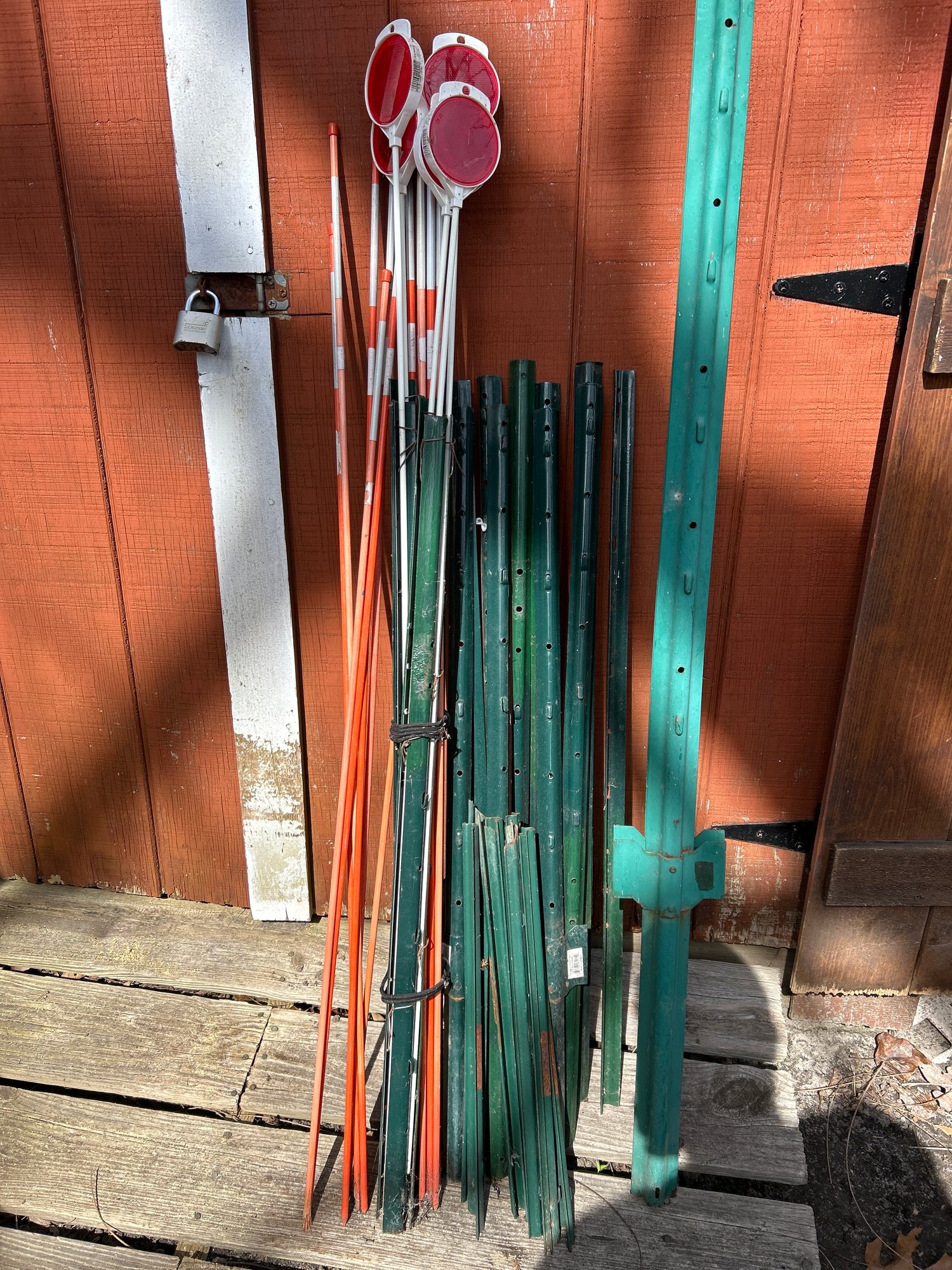 Lot Of Steel Fence Posts And Fiberglass Markers Great For Garden Or ...