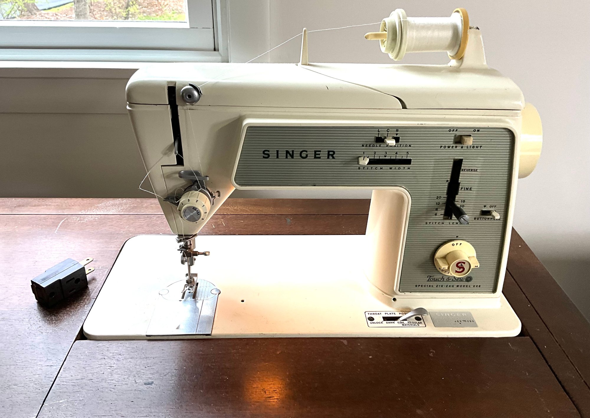 Lot 12- Singer Sewing Machine In Cabinet Zig Zag Model 648 And Sewing ...