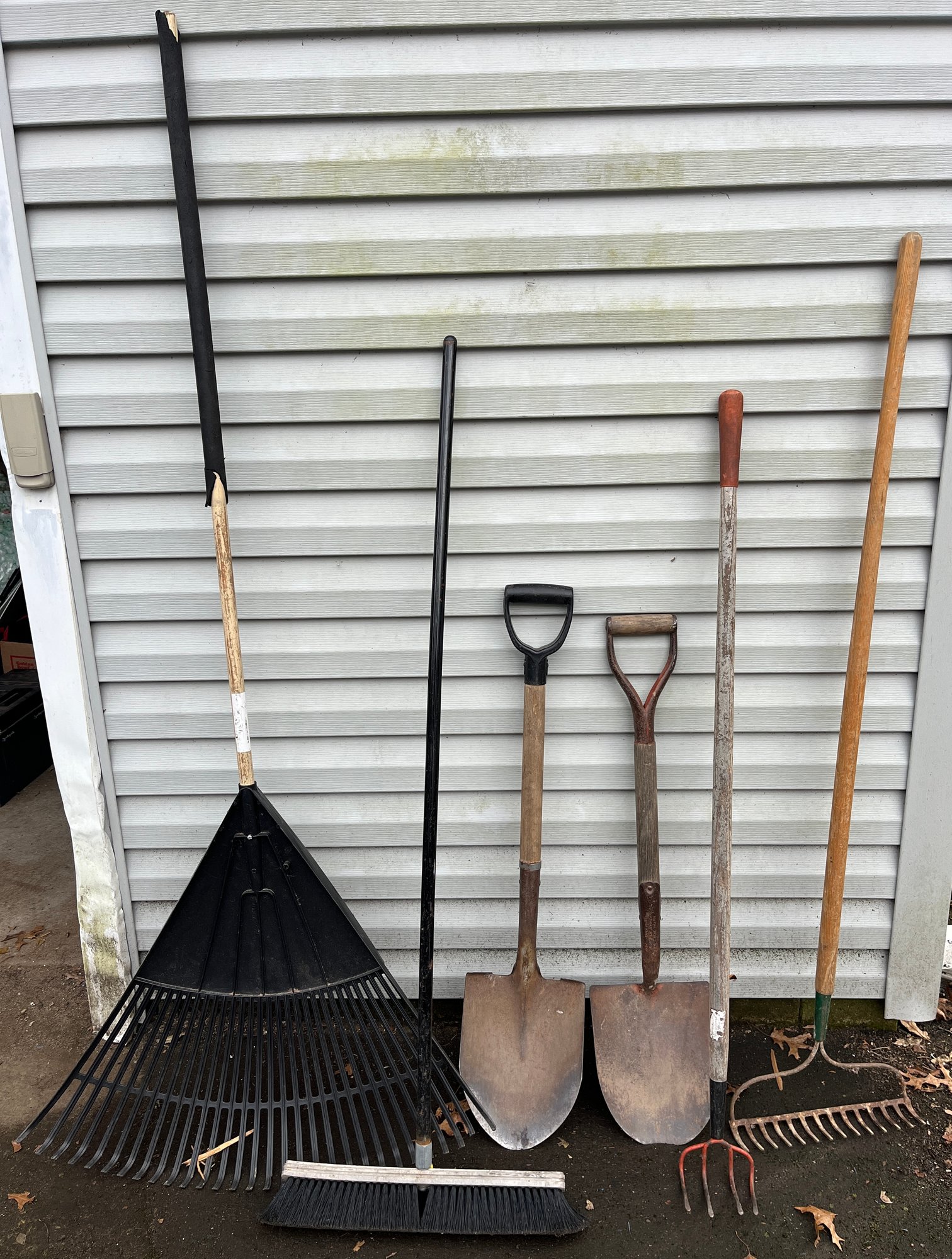 Assorted Garden Tools - 6 Total #97328 | Auctionninja.com