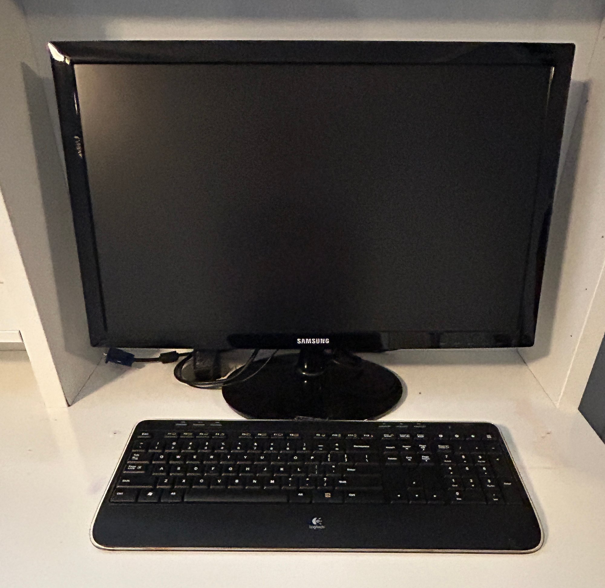 Samsung Computer Monitor And Logitech Keyboard #87455 | Auctionninja.com