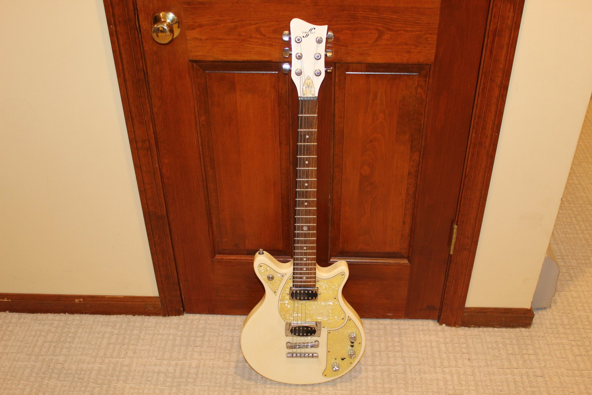 Volkswagen First Act Electric Guitar #3059 | Auctionninja.com