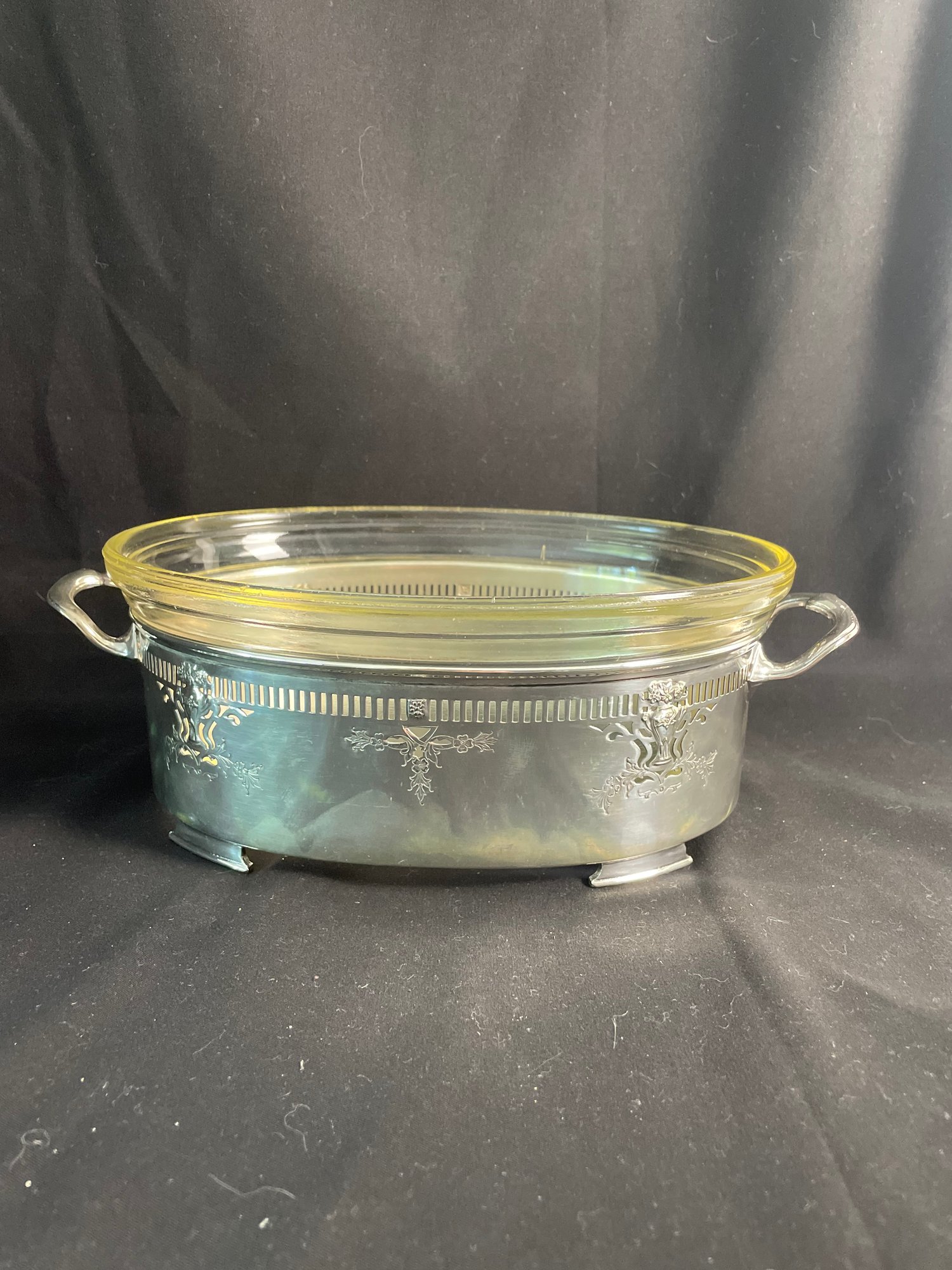Vintage Pyrex Handled Oval Casserole Dish #8806 | Auctionninja.com