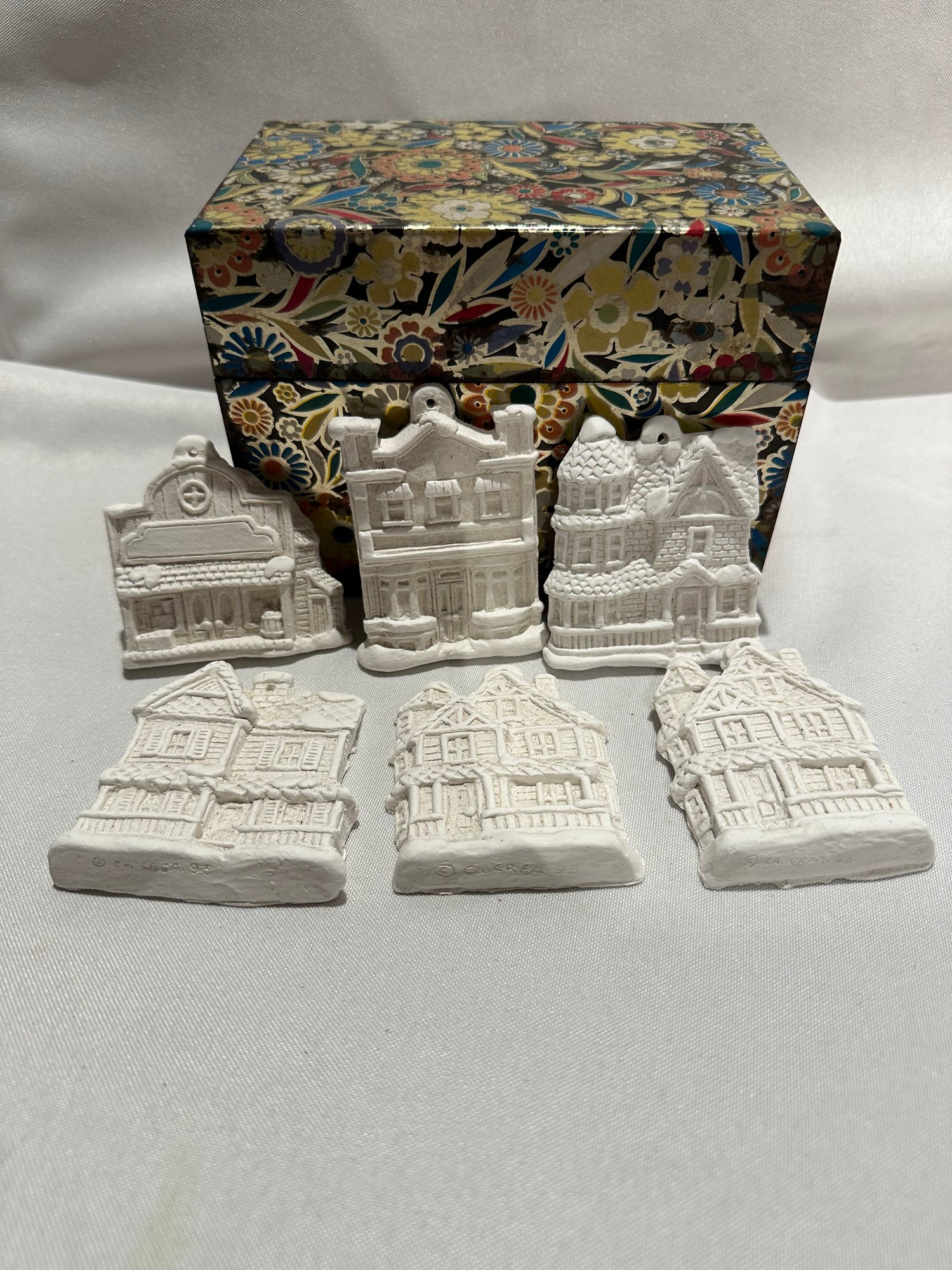 Tin Box With 6 Plaster Houses #7645 | Auctionninja.com