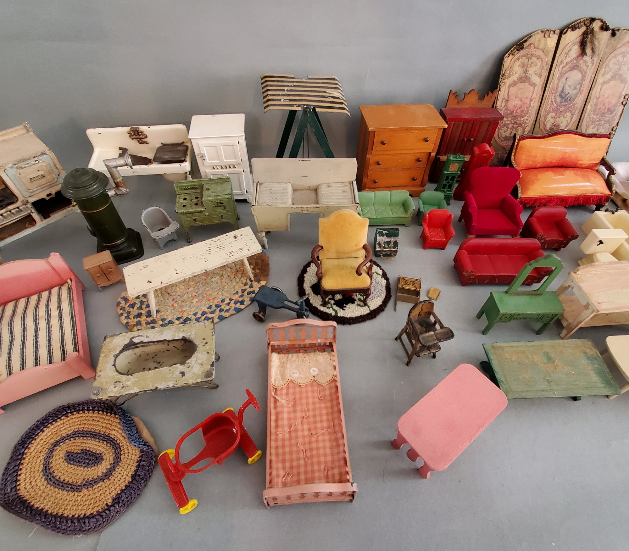 LARGE LOT OF ANTIQUE/VINTAGE DOLLHOUSE MINIATURES #2428 | Auctionninja.com